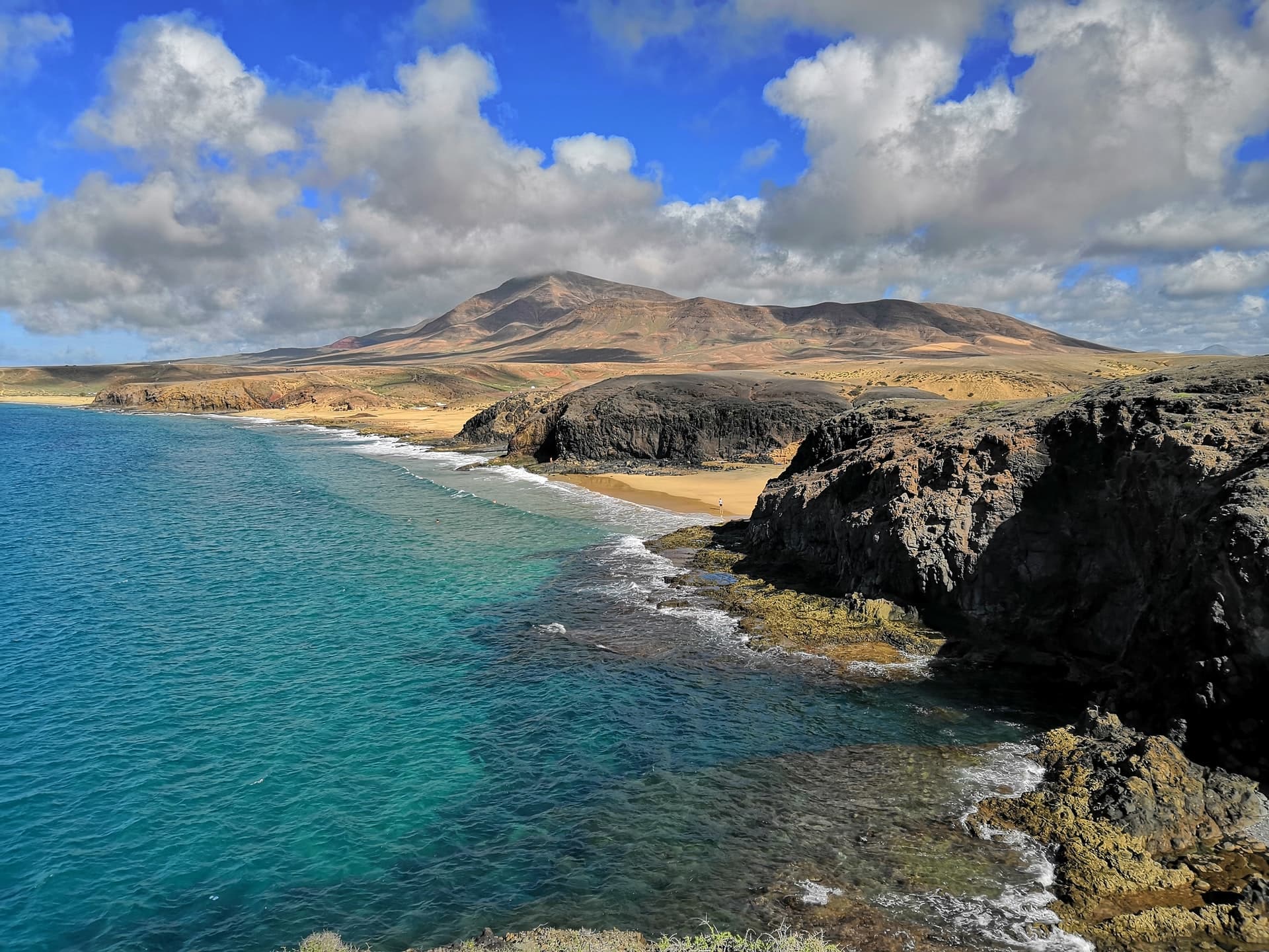 Lanzarote and its volcanic wines - VOLARE MAGAZINE | VOLOTEA